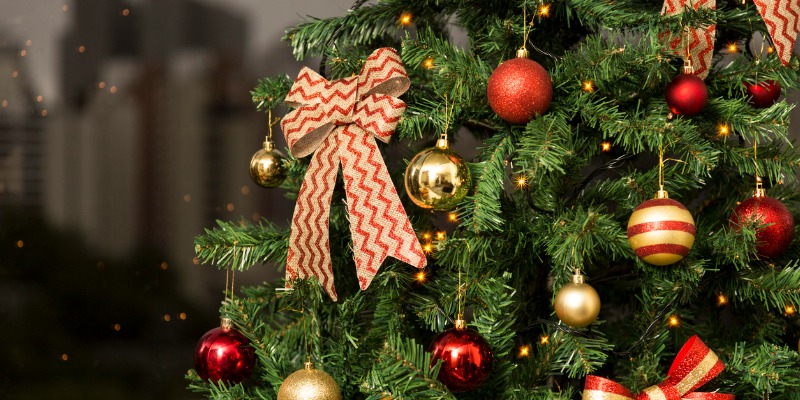 How to Decorate the Perfect Christmas Tree | Blossoming Gift